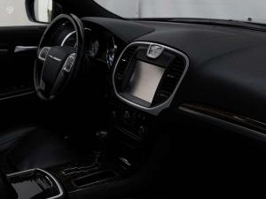 White Chrysler 300C 2012 in Vilnius, with an engine capacity of 2.99 L and mileage of 226 thousand km for 10999 €, photo 15 on AUTOMOTO.COM.LV