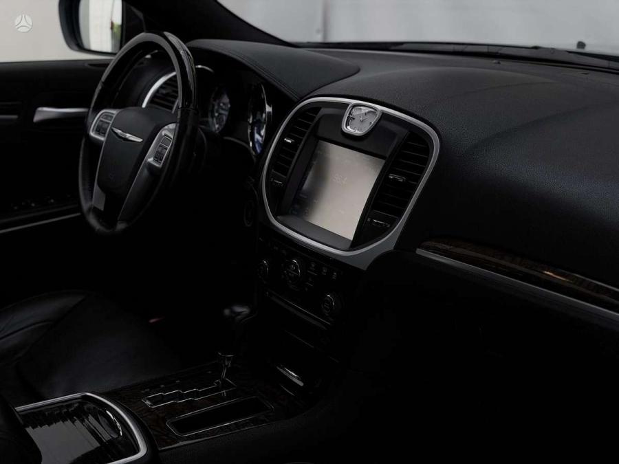 White Chrysler 300C 2012 in Vilnius, with an engine capacity of 2.99 L and mileage of 226 thousand km for 10999 €, photo 15 on AUTOMOTO.COM.LV