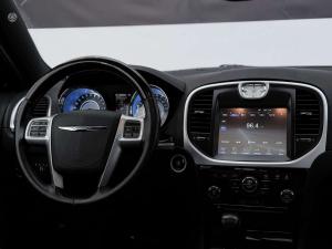 White Chrysler 300C 2012 in Vilnius, with an engine capacity of 2.99 L and mileage of 226 thousand km for 10999 €, photo 18 on AUTOMOTO.COM.LV