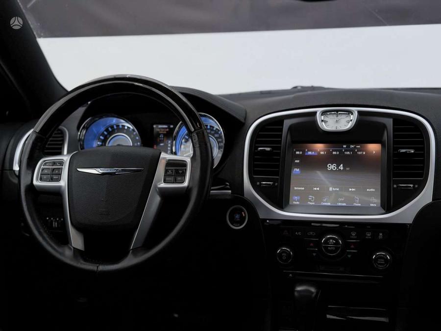 White Chrysler 300C 2012 in Vilnius, with an engine capacity of 2.99 L and mileage of 226 thousand km for 10999 €, photo 18 on AUTOMOTO.COM.LV