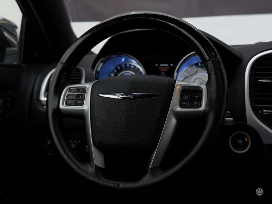 White Chrysler 300C 2012 in Vilnius, with an engine capacity of 2.99 L and mileage of 226 thousand km for 10999 €, photo 19 on AUTOMOTO.COM.LV