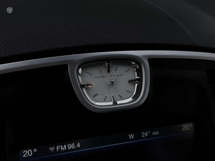 White Chrysler 300C 2012 in Vilnius, with an engine capacity of 2.99 L and mileage of 226 thousand km for 10999 €, photo 30 on AUTOMOTO.COM.LV