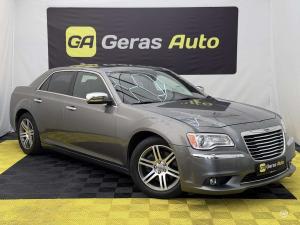 White Chrysler 300C 2012 in Vilnius, with an engine capacity of 2.99 L and mileage of 226 thousand km for 10999 €, photo 4 on AUTOMOTO.COM.LV