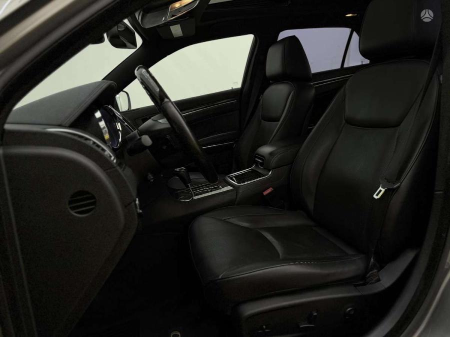 White Chrysler 300C 2012 in Vilnius, with an engine capacity of 2.99 L and mileage of 226 thousand km for 10999 €, photo 11 on AUTOMOTO.COM.LV