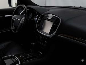 White Chrysler 300C 2012 in Vilnius, with an engine capacity of 2.99 L and mileage of 226 thousand km for 10999 €, photo 15 on AUTOMOTO.COM.LV