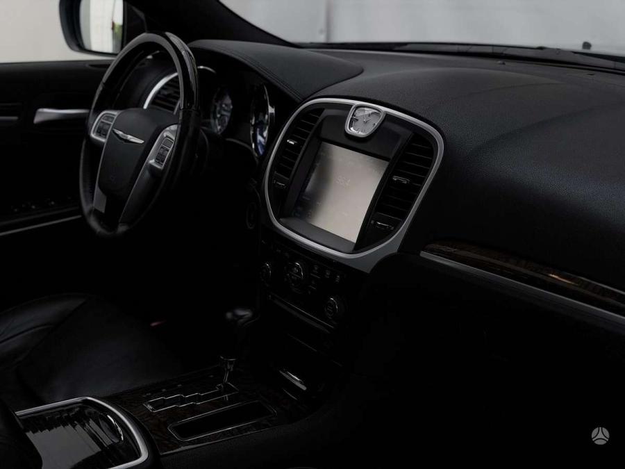 White Chrysler 300C 2012 in Vilnius, with an engine capacity of 2.99 L and mileage of 226 thousand km for 10999 €, photo 15 on AUTOMOTO.COM.LV