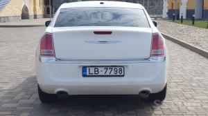 White Chrysler 300C 2013 in Daugavpils, with an engine capacity of 3.60 L and mileage of 218 thousand km for 9100 €, photo 2 on AUTOMOTO.COM.LV