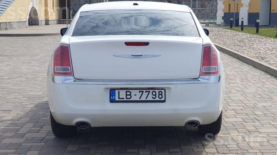 White Chrysler 300C 2013 in Daugavpils, with an engine capacity of 3.60 L and mileage of 218 thousand km for 9100 €, photo 2 on AUTOMOTO.COM.LV