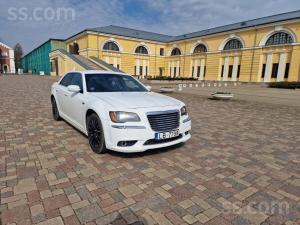 White Chrysler 300C 2013 in Daugavpils, with an engine capacity of 3.60 L and mileage of 218 thousand km for 9100 €, photo 3 on AUTOMOTO.COM.LV