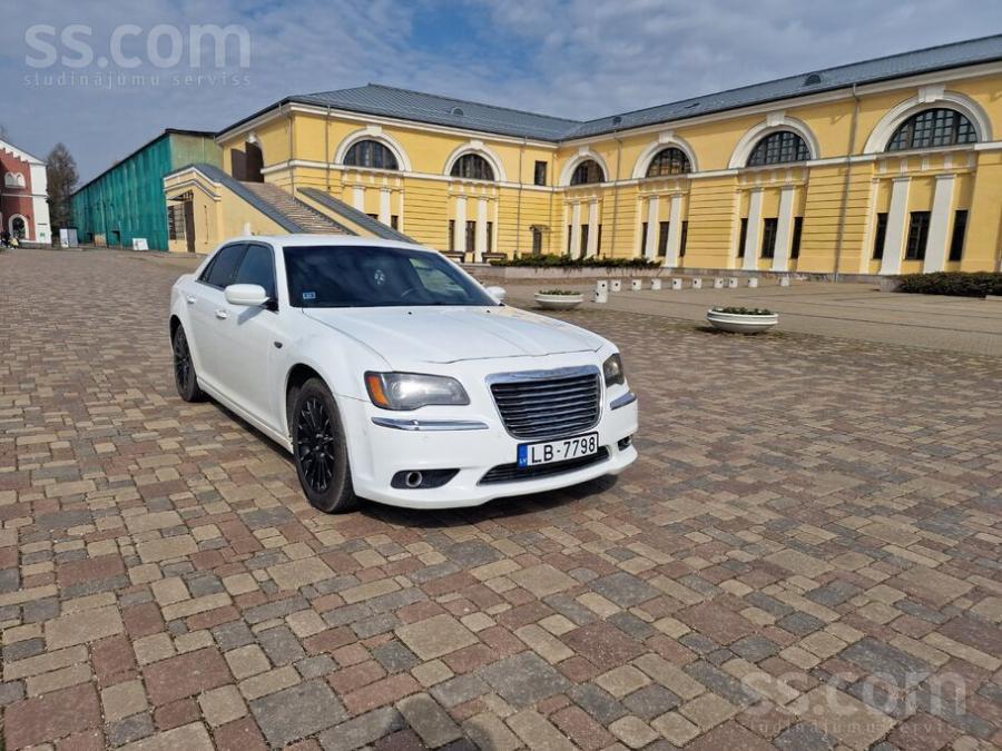 White Chrysler 300C 2013 in Daugavpils, with an engine capacity of 3.60 L and mileage of 218 thousand km for 9100 €, photo 3 on AUTOMOTO.COM.LV