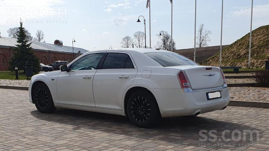 Balts Chrysler 300C 2013 Daugavpils, ar dzinēja tilpumu 3.60 L un nobraukumu 218 tūkst. km par 9100 €, foto 1 vietnē AUTOMOTO.COM.LV