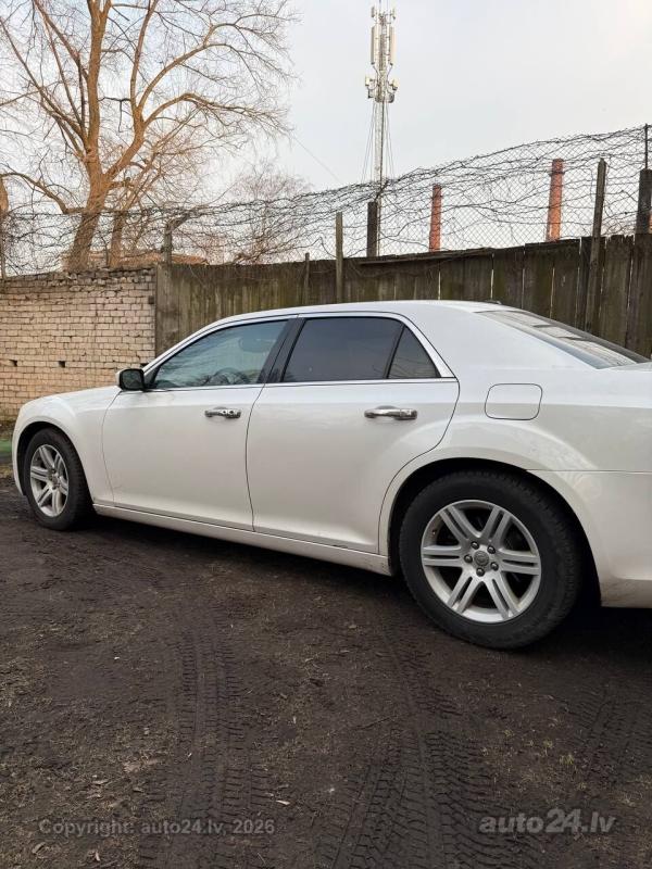 White Chrysler 300C 2014 in Riga, with an engine capacity of 3.60 L and mileage of 175 thousand km for 15000 €, photo 4 on AUTOMOTO.COM.LV
