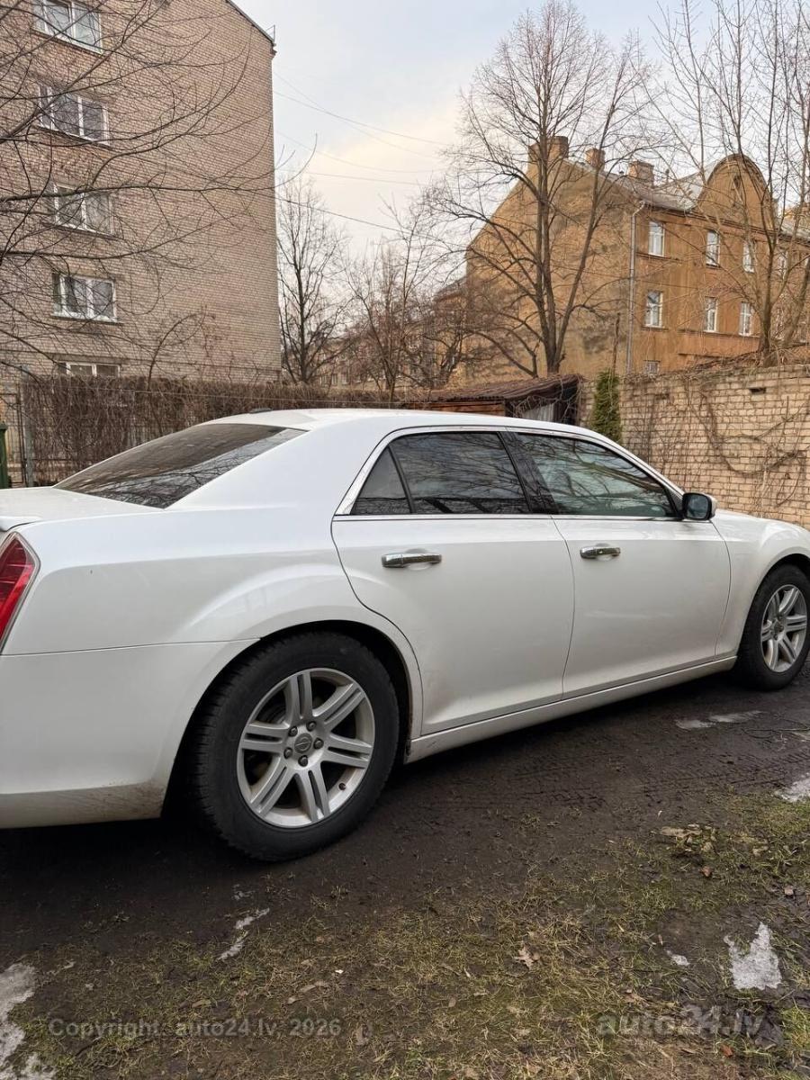 Белый Крайслер 300C 2014 в Рига, объемом двигателя 3.60 л и пробегом 175 тыс. км за 15000 €, фото 5 на AUTOMOTO.COM.LV