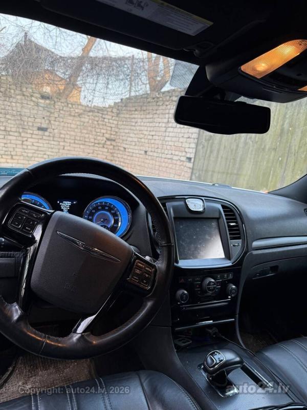 Balts Chrysler 300C 2014 Rīga, ar dzinēja tilpumu 3.60 L un nobraukumu 175 tūkst. km par 15000 €, foto 11 vietnē AUTOMOTO.COM.LV