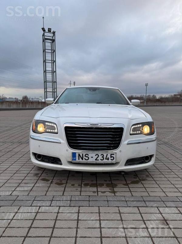 Белый Крайслер 300C 2014 в Рига, объемом двигателя 3.60 л и пробегом 176 тыс. км за 13500 €, фото 1 на AUTOMOTO.COM.LV