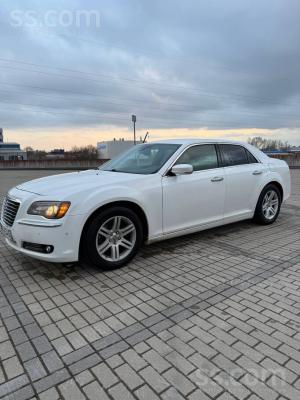 White Chrysler 300C 2014 in Riga, with an engine capacity of 3.60 L and mileage of 176 thousand km for 13500 €, photo 3 on AUTOMOTO.COM.LV