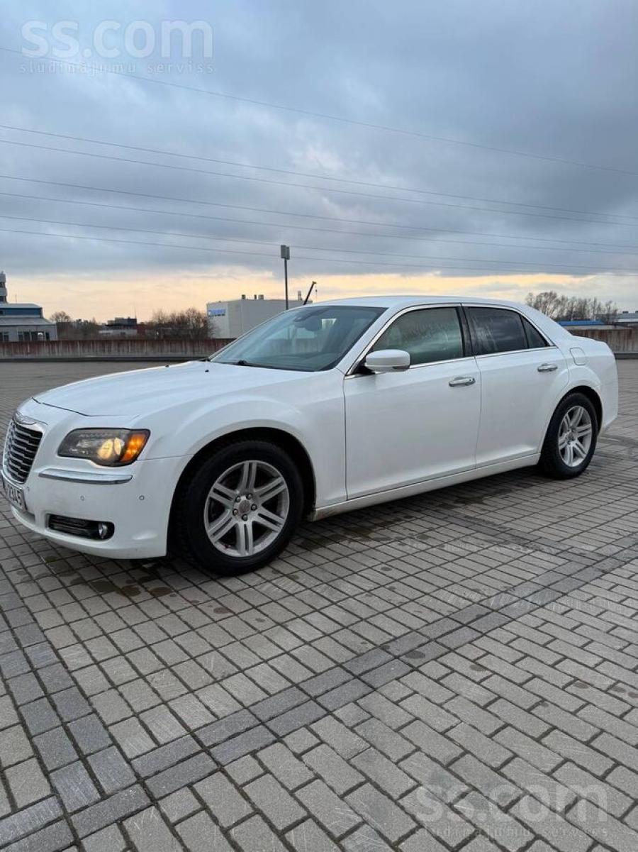 White Chrysler 300C 2014 in Riga, with an engine capacity of 3.60 L and mileage of 176 thousand km for 13500 €, photo 3 on AUTOMOTO.COM.LV