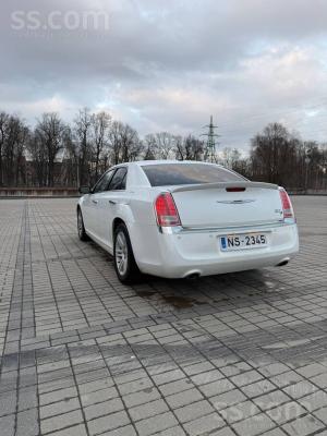 White Chrysler 300C 2014 in Riga, with an engine capacity of 3.60 L and mileage of 176 thousand km for 13500 €, photo 4 on AUTOMOTO.COM.LV