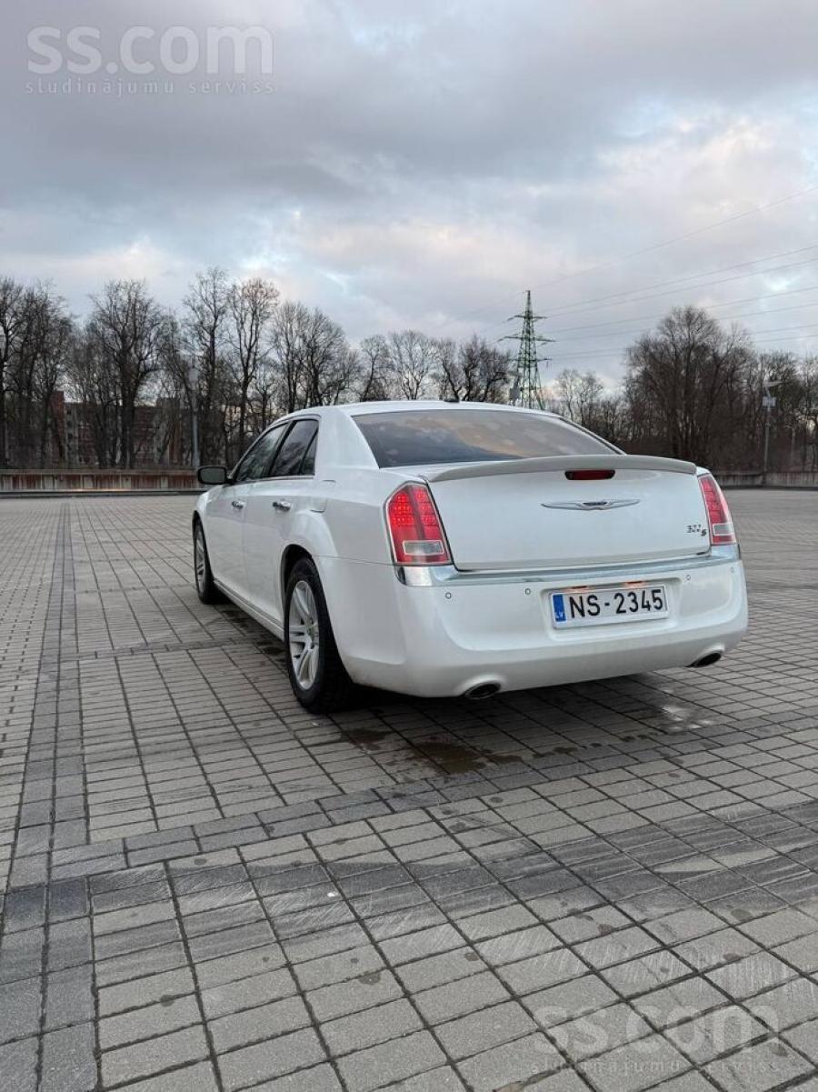 White Chrysler 300C 2014 in Riga, with an engine capacity of 3.60 L and mileage of 176 thousand km for 13500 €, photo 4 on AUTOMOTO.COM.LV