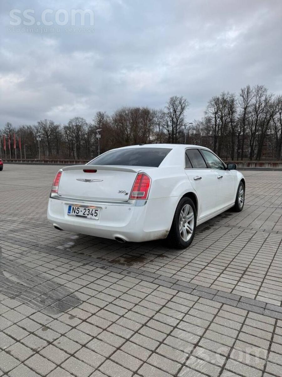 White Chrysler 300C 2014 in Riga, with an engine capacity of 3.60 L and mileage of 176 thousand km for 13500 €, photo 5 on AUTOMOTO.COM.LV