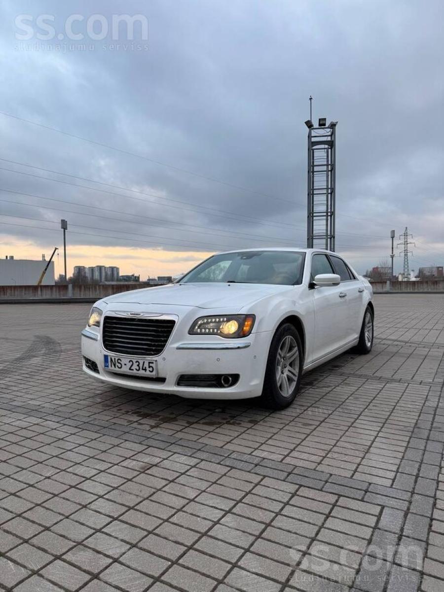 White Chrysler 300C 2014 in Riga, with an engine capacity of 3.60 L and mileage of 176 thousand km for 13500 €, photo 6 on AUTOMOTO.COM.LV