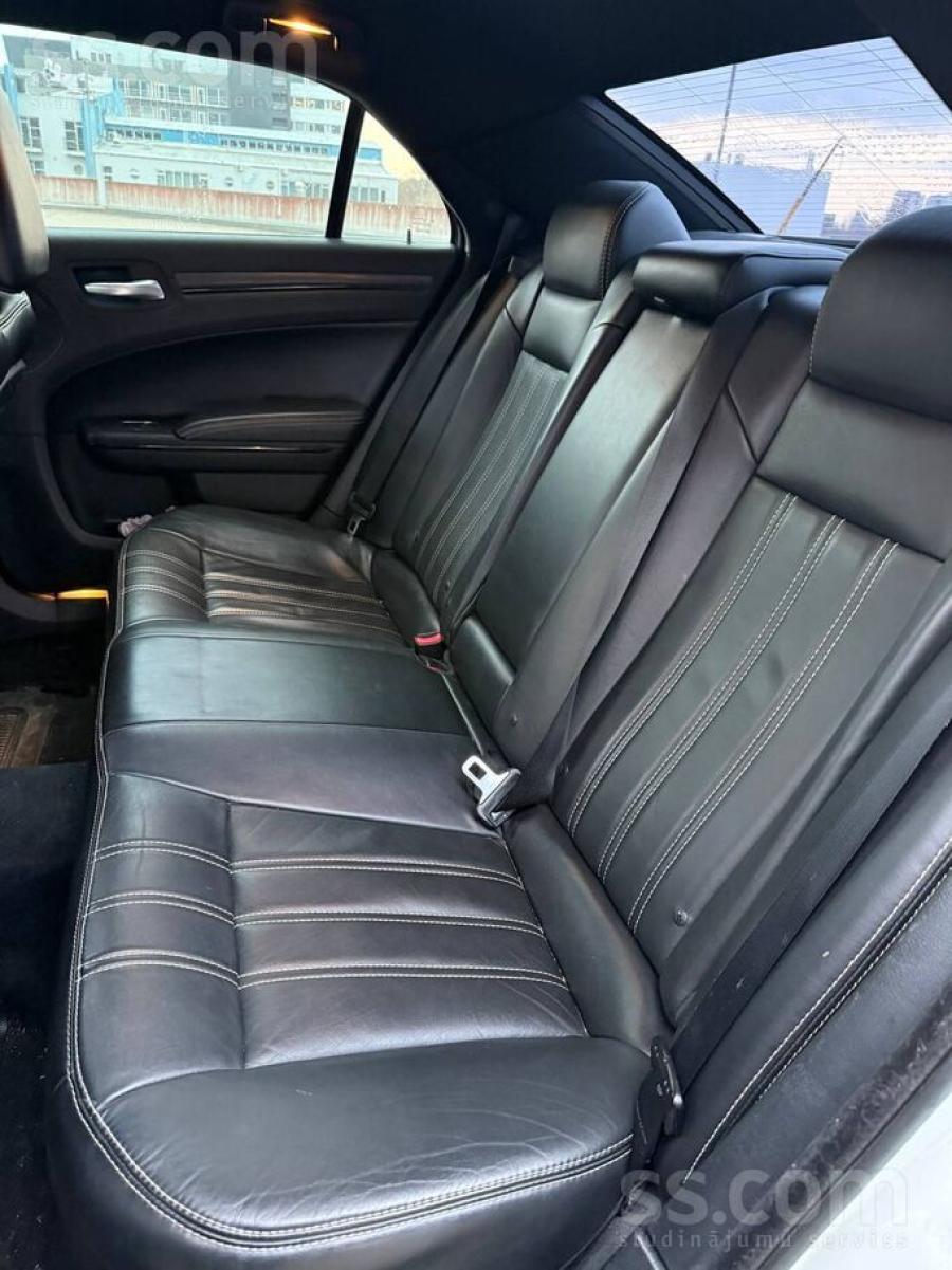 White Chrysler 300C 2014 in Riga, with an engine capacity of 3.60 L and mileage of 176 thousand km for 13500 €, photo 8 on AUTOMOTO.COM.LV