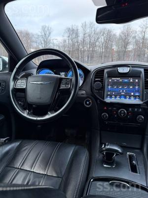White Chrysler 300C 2014 in Riga, with an engine capacity of 3.60 L and mileage of 176 thousand km for 13500 €, photo 9 on AUTOMOTO.COM.LV