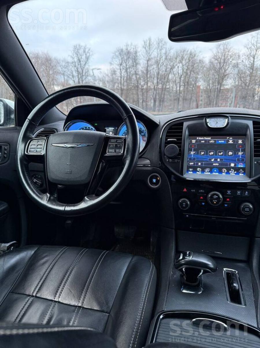 White Chrysler 300C 2014 in Riga, with an engine capacity of 3.60 L and mileage of 176 thousand km for 13500 €, photo 9 on AUTOMOTO.COM.LV