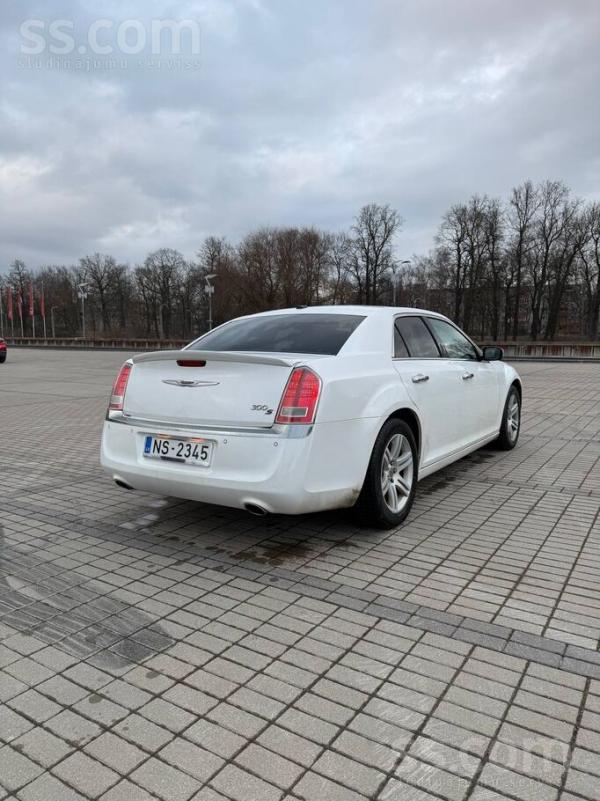Белый Крайслер 300C 2014 в Рига, объемом двигателя 3.60 л и пробегом 176 тыс. км за 13500 €, фото 4 на AUTOMOTO.COM.LV