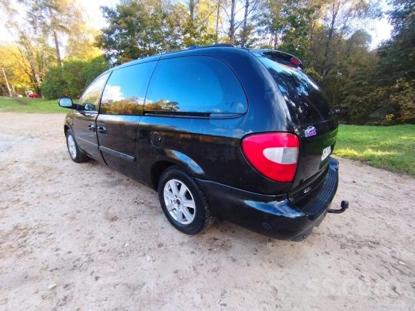 Chrysler Grand Voyager 2006 in Riga on AUTOMOTO.COM.LV Black Chrysler Grand Voyager 2006 in Riga, with an engine capacity of 3.30 L and mileage of 315 thousand km for 2200 €, photo 4 on AUTOMOTO.COM.LV