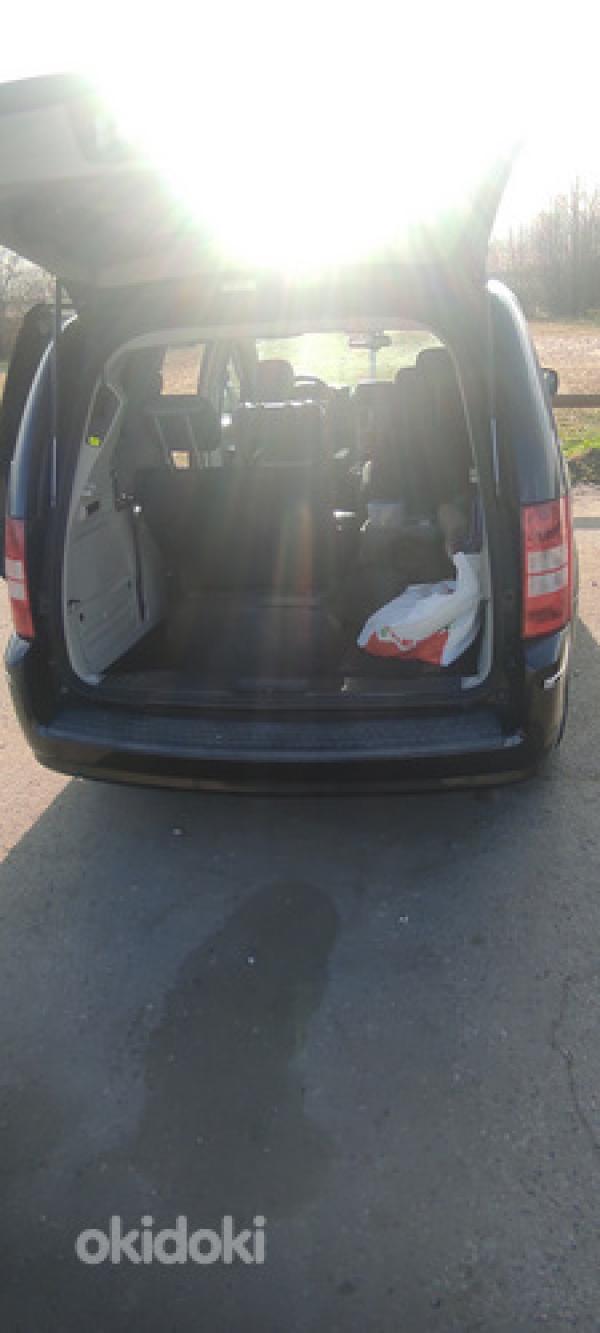 Melns Chrysler Grand Voyager 2008 Tallina, ar dzinēja tilpumu 0.12 L un nobraukumu 344 tūkst. km par 4000 €, foto 4 vietnē AUTOMOTO.COM.LV
