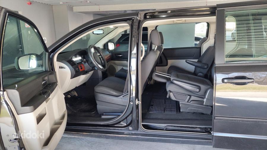 Melns Chrysler Grand Voyager 2008 Tartu, ar dzinēja tilpumu 2.80 L un nobraukumu 335 tūkst. km par 4300 €, foto 11 vietnē AUTOMOTO.COM.LV