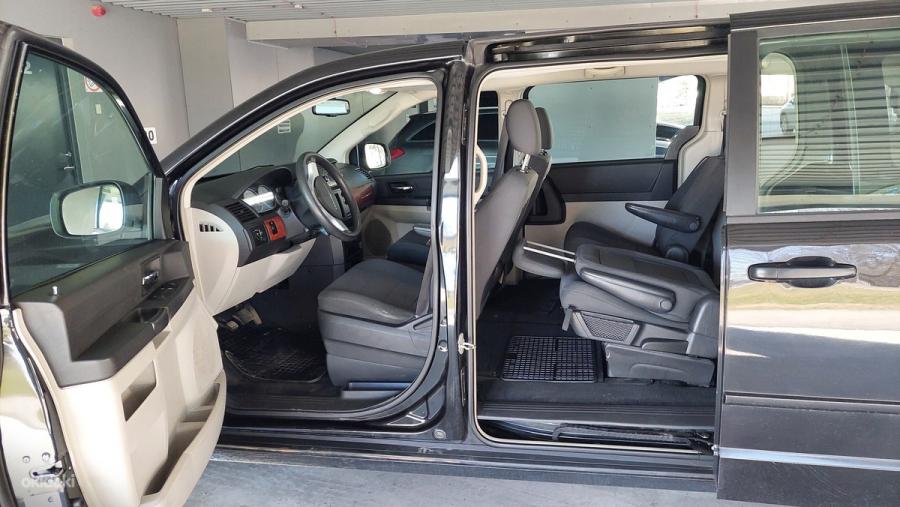 Melns Chrysler Grand Voyager 2008 Tartu, ar dzinēja tilpumu 2.80 L un nobraukumu 335 tūkst. km par 4300 €, foto 22 vietnē AUTOMOTO.COM.LV