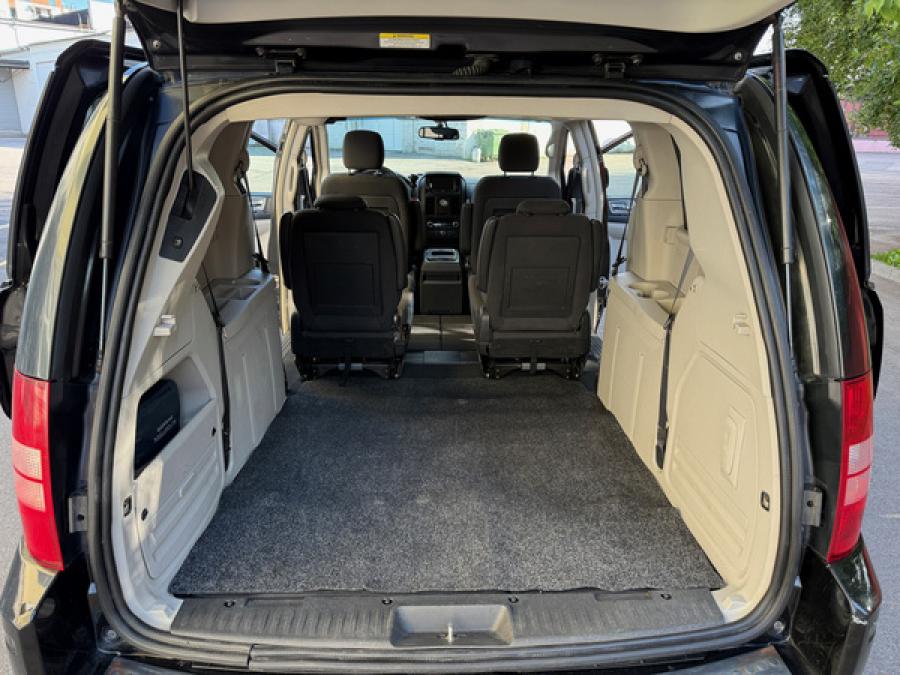 Black Chrysler Grand Voyager 2009 in Tallinn, with an engine capacity of 2.70 L and mileage of 328 thousand km for 3000 €, photo 9 on AUTOMOTO.COM.LV