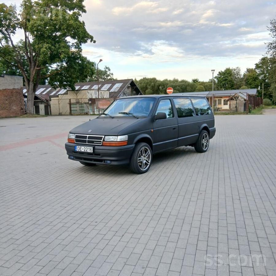 Black Chrysler Grand Voyager 1994 in Dobele, with an engine capacity of 2.50 L and mileage of 470 thousand km for 2000 €, photo 1 on AUTOMOTO.COM.LV