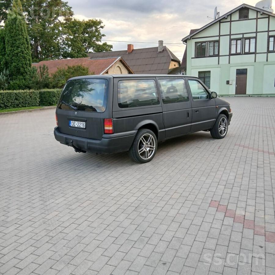 Black Chrysler Grand Voyager 1994 in Dobele, with an engine capacity of 2.50 L and mileage of 470 thousand km for 2000 €, photo 4 on AUTOMOTO.COM.LV