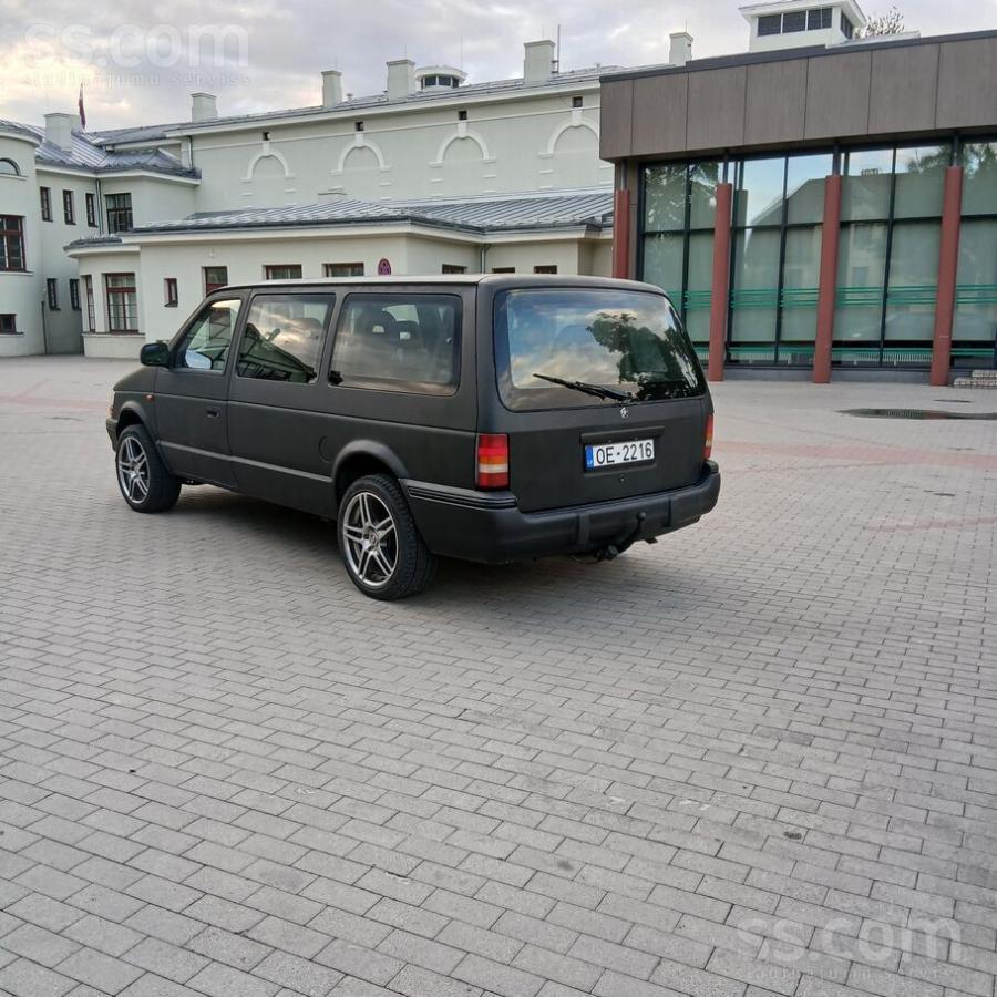 Black Chrysler Grand Voyager 1994 in Dobele, with an engine capacity of 2.50 L and mileage of 470 thousand km for 2000 €, photo 5 on AUTOMOTO.COM.LV