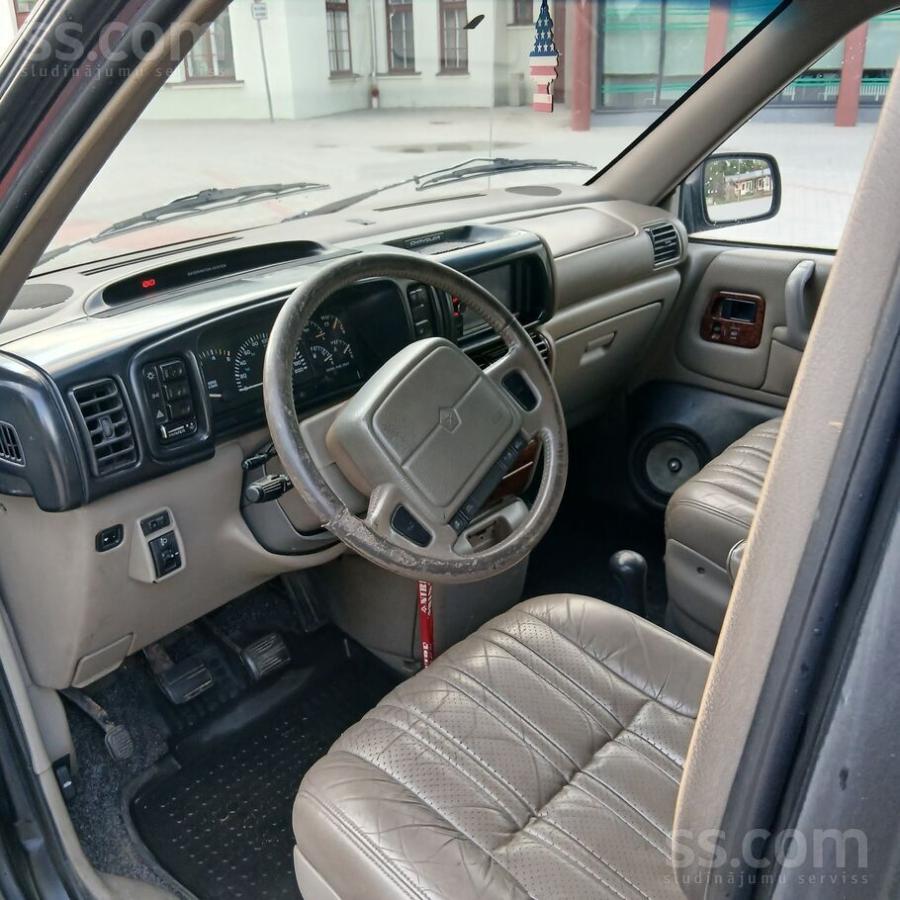 Black Chrysler Grand Voyager 1994 in Dobele, with an engine capacity of 2.50 L and mileage of 470 thousand km for 2000 €, photo 6 on AUTOMOTO.COM.LV