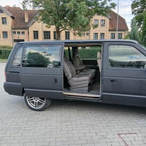 Black Chrysler Grand Voyager 1994 in Dobele, with an engine capacity of 2.50 L and mileage of 470 thousand km for 2000 €, photo 10 on AUTOMOTO.COM.LV