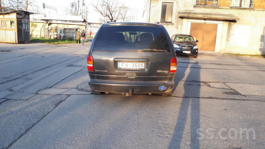 Melns Chrysler Grand Voyager 1999 Rīga, ar dzinēja tilpumu 3.30 L un nobraukumu 361 tūkst. km par 1450 €, foto 2 vietnē AUTOMOTO.COM.LV