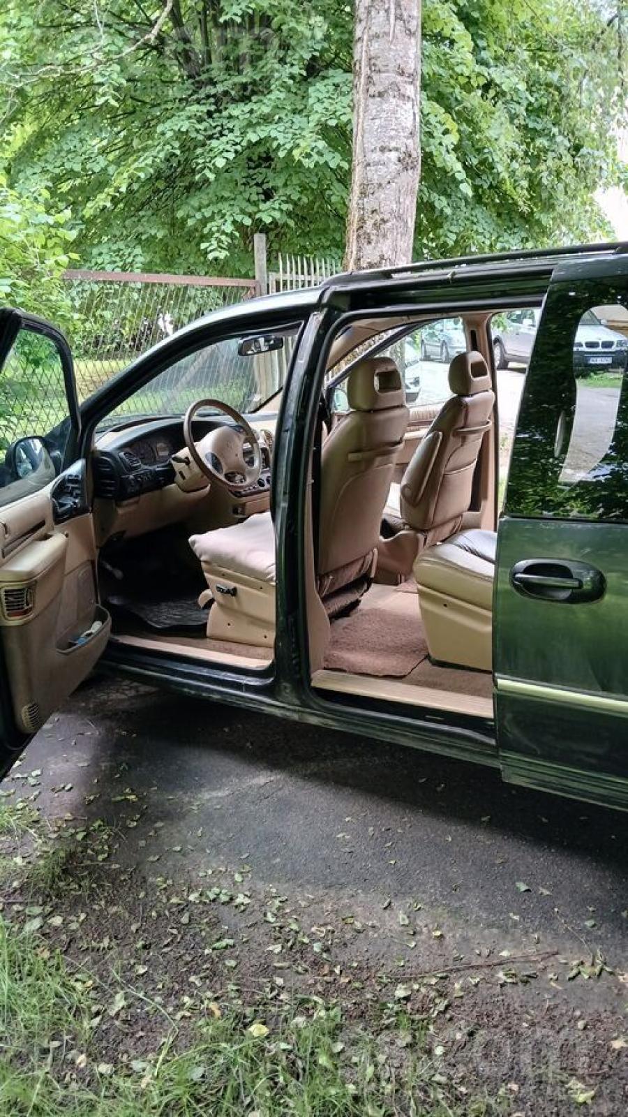 Melns Chrysler Grand Voyager 1999 Rīga, ar dzinēja tilpumu 3.30 L un nobraukumu 361 tūkst. km par 1450 €, foto 13 vietnē AUTOMOTO.COM.LV