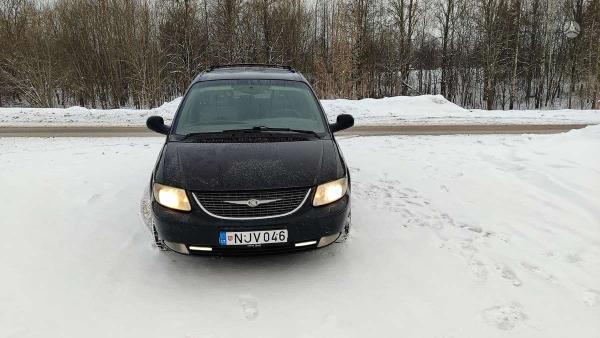 Black Chrysler Grand Voyager 2002 in Vilnius, with an engine capacity of 2.50 L and mileage of 358 thousand km for 1350 €, photo 2 on AUTOMOTO.COM.LV