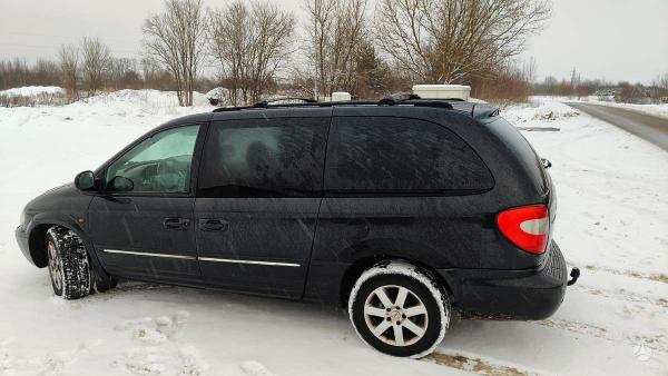 Black Chrysler Grand Voyager 2002 in Vilnius, with an engine capacity of 2.50 L and mileage of 358 thousand km for 1350 €, photo 4 on AUTOMOTO.COM.LV