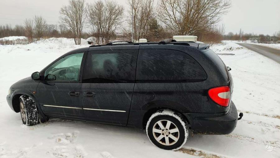 Black Chrysler Grand Voyager 2002 in Vilnius, with an engine capacity of 2.50 L and mileage of 358 thousand km for 1350 €, photo 4 on AUTOMOTO.COM.LV