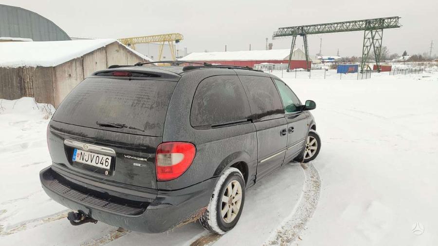 Black Chrysler Grand Voyager 2002 in Vilnius, with an engine capacity of 2.50 L and mileage of 358 thousand km for 1350 €, photo 5 on AUTOMOTO.COM.LV