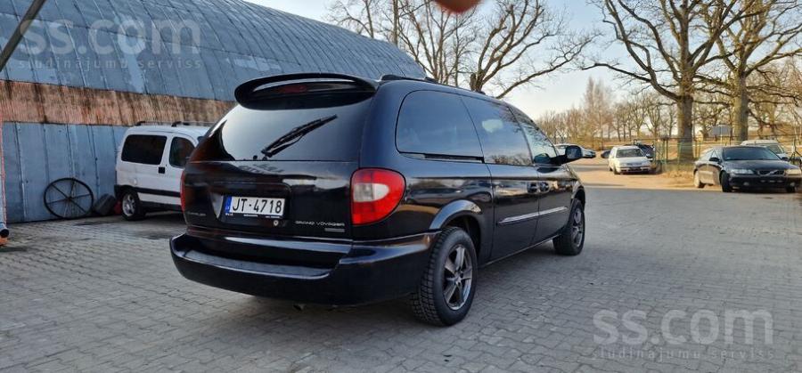 Black Chrysler Grand Voyager 2003 in Valmiera, with an engine capacity of 2.50 L and mileage of 339 thousand km for 1600 €, photo 3 on AUTOMOTO.COM.LV