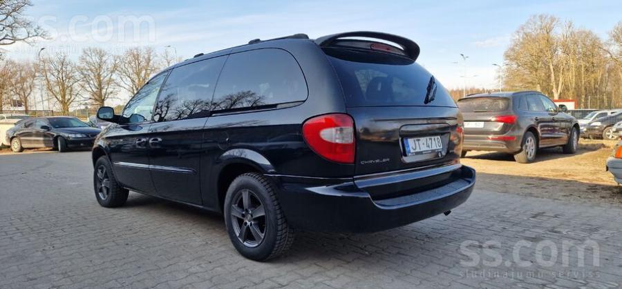 Black Chrysler Grand Voyager 2003 in Valmiera, with an engine capacity of 2.50 L and mileage of 339 thousand km for 1600 €, photo 5 on AUTOMOTO.COM.LV