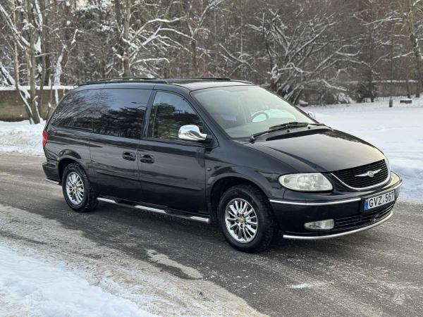 Black Chrysler Grand Voyager 2003 in Vilnius, with an engine capacity of 2.43 L and mileage of 155 thousand km for 2900 €, photo 1 on AUTOMOTO.COM.LV