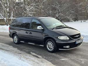 Melns Chrysler Grand Voyager 2003 Viļņa, ar dzinēja tilpumu 2.43 L un nobraukumu 155 tūkst. km par 2900 €, foto  vietnē AUTOMOTO.COM.LV