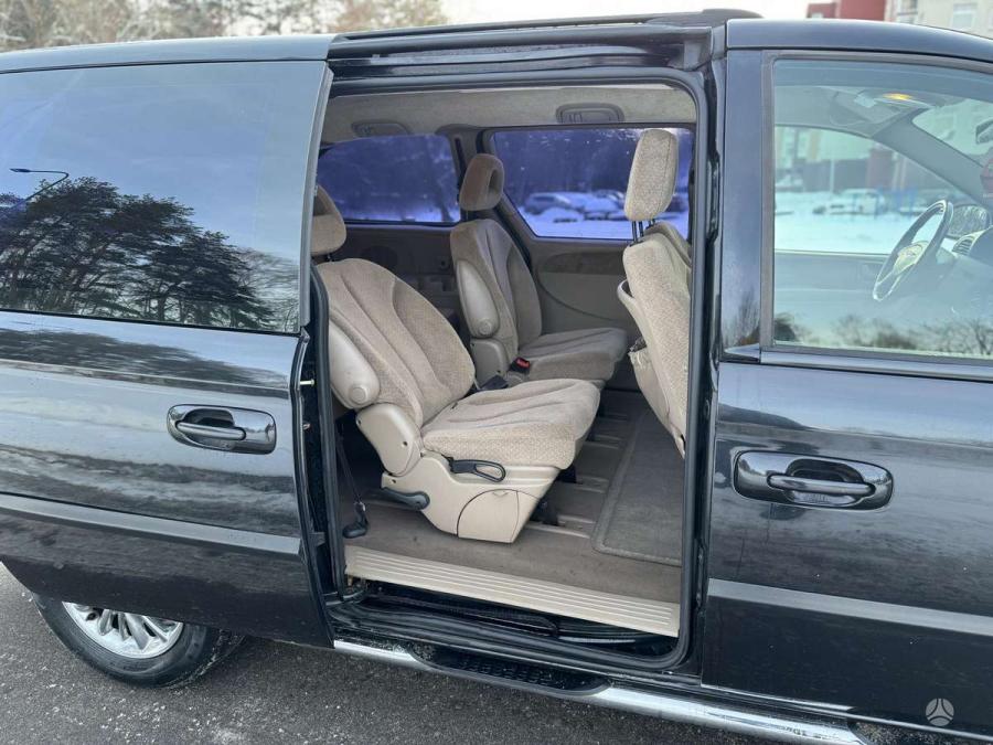 Melns Chrysler Grand Voyager 2003 Viļņa, ar dzinēja tilpumu 2.43 L un nobraukumu 155 tūkst. km par 2900 €, foto 18 vietnē AUTOMOTO.COM.LV